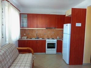Apartamento, 2 quartos, vista para o mar | Cozinha privada | Uma placa de cozinha, utensílios de cozinha 