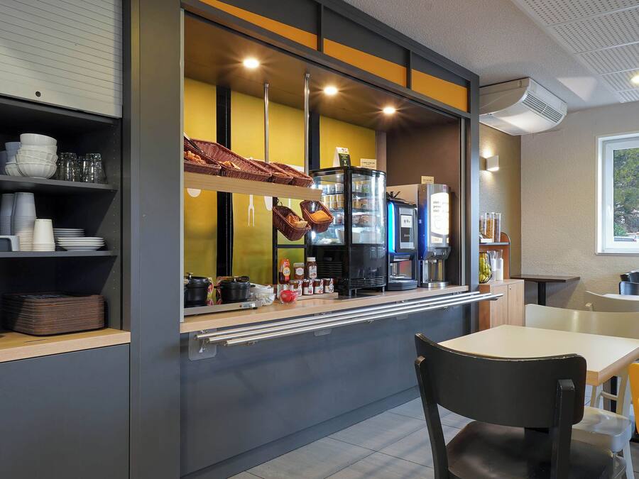 Pequeno-almoço tipo buffet diário mediante uma taxa