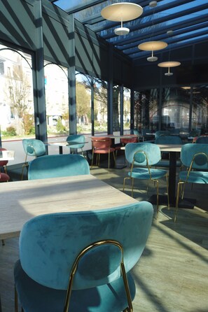 Pequenos-almoços, almoços, jantares servidos, cozinha francesa 