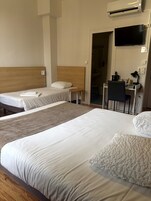 Quarto triplo | Roupas de cama premium, escrivaninha, cortinas blackout