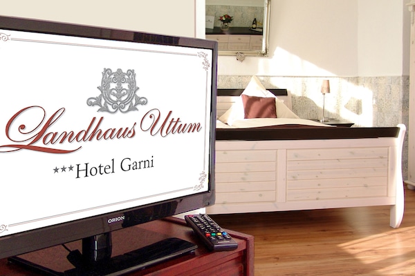 Frigobar, cofres nos quartos, escrivaninha, quartos à prova de som