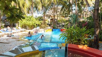 Piscina externa, espreguiçadeiras