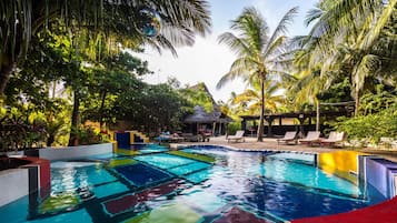 Piscina externa, espreguiçadeiras
