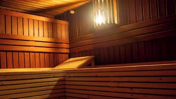 Uma sauna de madeira com bancos e teto inclinado.