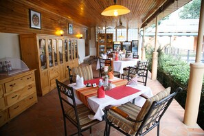 Café da manhã, almoço e jantar; local e internacional