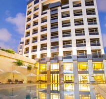 Piscina externa sazonal, funciona das 10h às 18h, guarda-sóis