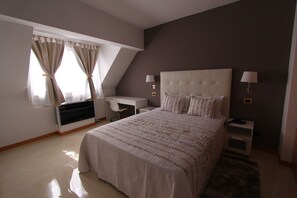 Suite Familiar | Minibar, cofre no quarto, secretária, Wi-fi grátis 