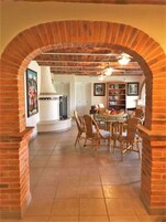 Vila família, 2 quartos | Opções para refeição no quarto