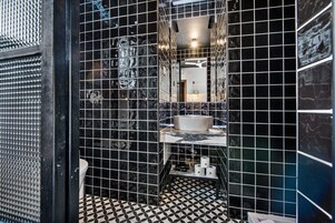 Quarto duplo básico | Banheiro | Chuveiro, chuveiro com efeito de chuva, produtos de toalete grátis 