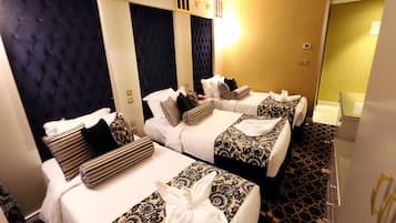 Quarto Triplo Standard | Minibar, cofre no quarto, quartos insonorizados, ferro/tábua de engomar