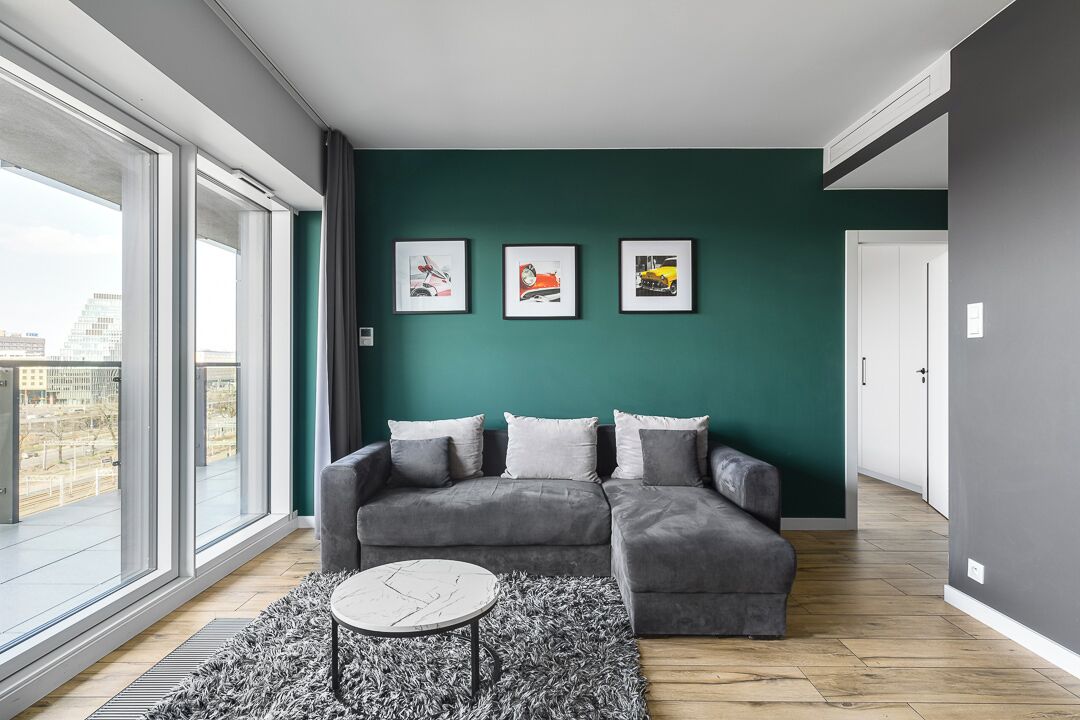 Apartamento Deluxe, 1 quarto | Sala de estar | TV de ecrã plano 