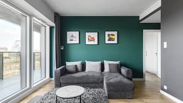 Apartamento Deluxe, 1 quarto | Sala de estar | TV de ecrã plano