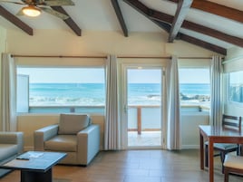 Quarto Triplo, vista para o mar | Sala de estar | TV de ecrã plano