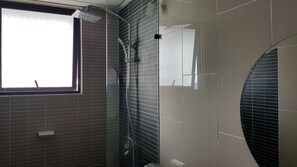 Apartamento, 3 quartos, vista para o lago | Chuveiro