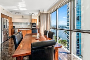 Apartamento Executivo, 3 quartos, 2 casas de banho, vista para o oceano | Com decoração personalizada, com mobília individualizada 