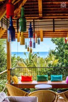 4 bares/lounges, 2 bares na praia, um bar junto à piscina 