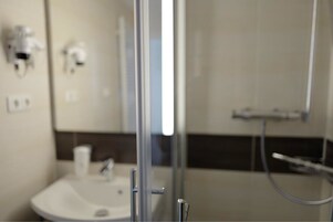 Quarto solteiro empresarial | Banheiro | Chuveiro, produtos de toalete grátis, secador de cabelo