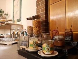 Café da manhã com buffet todos os dias (EUR 6 por pessoa)