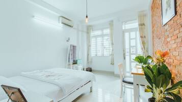 Secretária, ferro/tábua de engomar, Wi-fi grátis