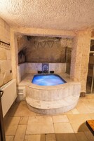 Uzengi Cave  Family Suite with Pool Room | Banheira de hidromassagem