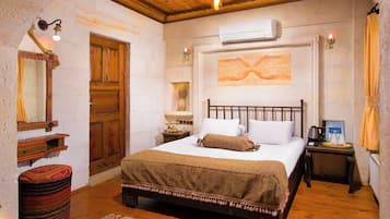 Sinasos Deluxe Konak Room | Roupas de cama premium, edredons de pluma, frigobar, cofres nos quartos