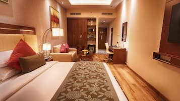 Deluxe King Room | Edredões de penas, cofre no quarto, secretária