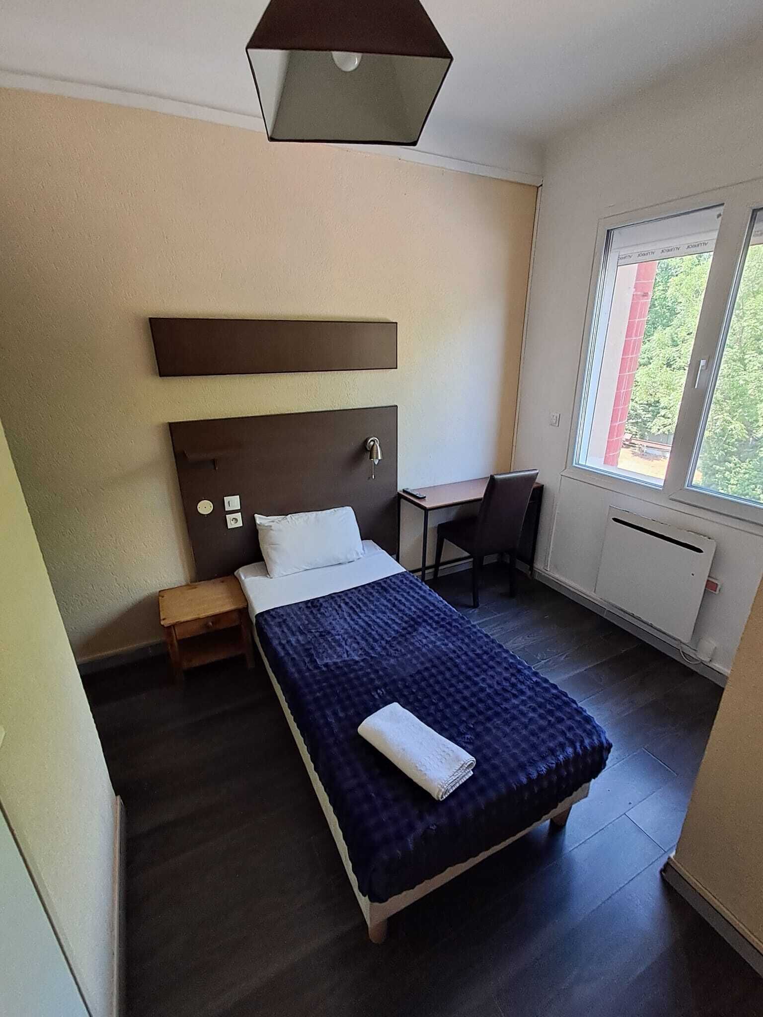 Roupas de cama premium, espaço de trabalho para notebook