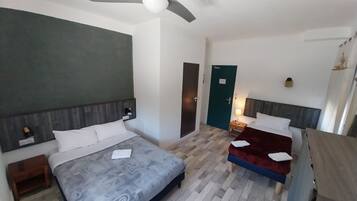 Quarto triplo superior | Roupas de cama premium, espaço de trabalho para notebook