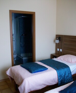 Quarto duplo econômico, 2 camas de solteiro, suíte | Ferros/tábuas de passar roupa, Wi-Fi de cortesia, roupa de cama