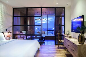 Suíte estúdio, 1 cama King (Sunset) | Frigobar, cofres nos quartos, individualmente mobiliados, escrivaninha