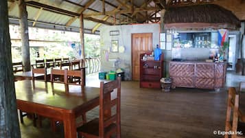 Café da manhã, almoço e jantar; culinária filipina, vistas para o mar