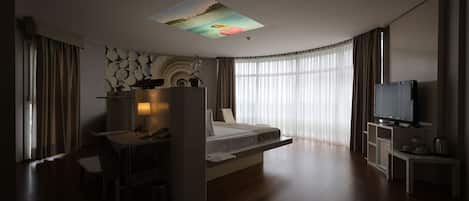 Suite Deluxe | Minibar, cofre no quarto, secretária
