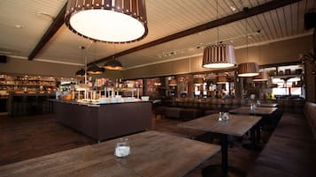 2 restaurantes, almoços servidos, cozinha local e internacional