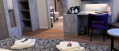 Quarto casal ou duplo básico | 2 quartos, roupas de cama premium, frigobar, escrivaninha