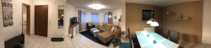 Condo família, 2 quartos | Área de estar | TV de tela plana 43 polegadas com canais digitais, TV, DVD player