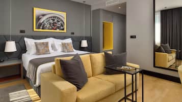 Quarto casal standard | Cofres nos quartos, escrivaninha, cortinas blackout