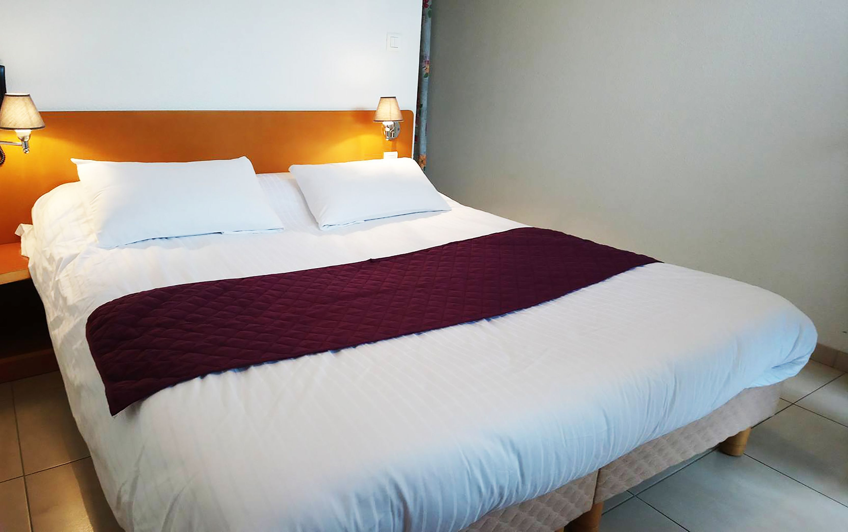 Secretária, cortinas/cortinados opacos, quartos insonorizados 