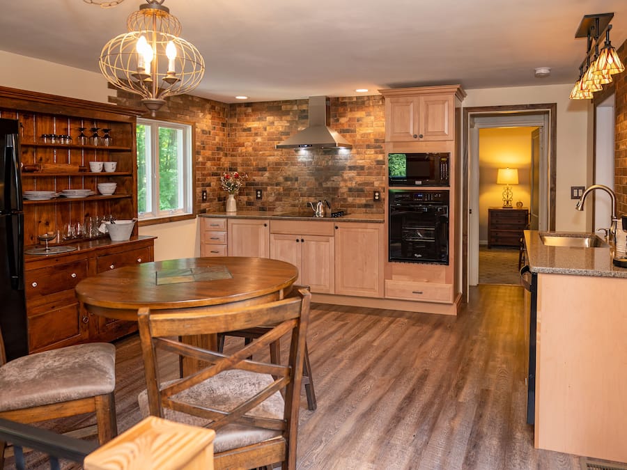 Suite Romântica, casa de banho privativa (Farmhouse Suite) | Cozinha privada | Um frigorífico, um micro-ondas, um forno, uma placa de cozinha