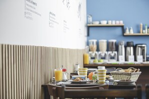 Café da manhã completo grátis todos os dias