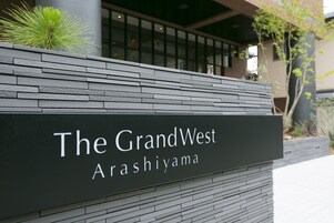 Placa indicando o nome e a localização do The GrandWest Arashiyama.
