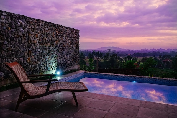 Quarto luxo, 1 cama King, piscina particular, vista para a montanha | Piscina externa | Piscina externa, espreguiçadeiras