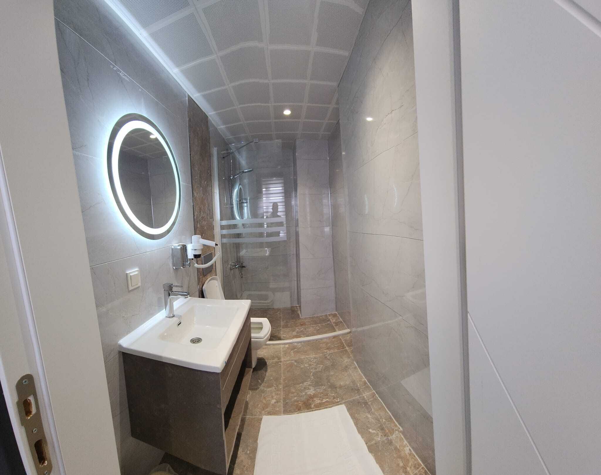 Quarto Duplo | Casa de banho | Um polibã, artigos de higiene pessoal grátis, um secador de cabelo 