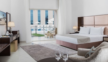 Minibar, cofre no quarto, secretária, quartos insonorizados