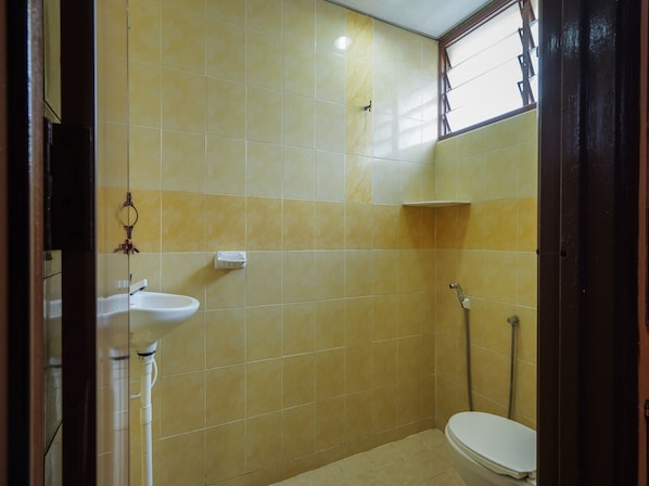 Quarto Duplo Deluxe | Casa de banho | Um polibã, artigos de higiene pessoal grátis, um bidé 