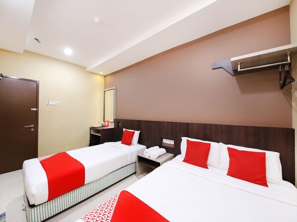 Suite Superior, várias camas | Secretária, Wi-fi grátis, roupa de cama fornecida