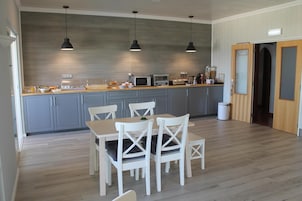 Geladeira, cafeteira/chaleira, chaleira elétrica