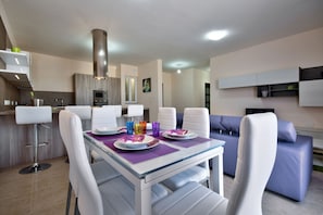 Apartamento conforto, 2 quartos, 2 banheiros | Sala de estar | TV LCD 32 polegadas com canais a cabo, TV