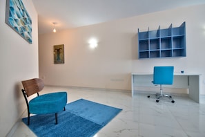 Apartamento luxo, 3 quartos, 2 banheiros | Área de estar | TV LCD 32 polegadas com canais a cabo, TV