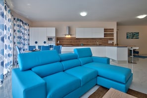 Apartamento luxo, 3 quartos, 2 banheiros | Sala de estar | TV LCD 32 polegadas com canais a cabo, TV