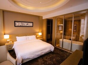 Roupas de cama premium, frigobar, cofres nos quartos